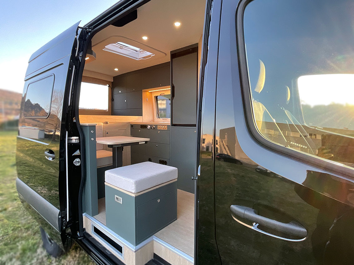 Fourgon aménagé sur-mesure Mercedes Sprinter 4x4 L2H2 6m