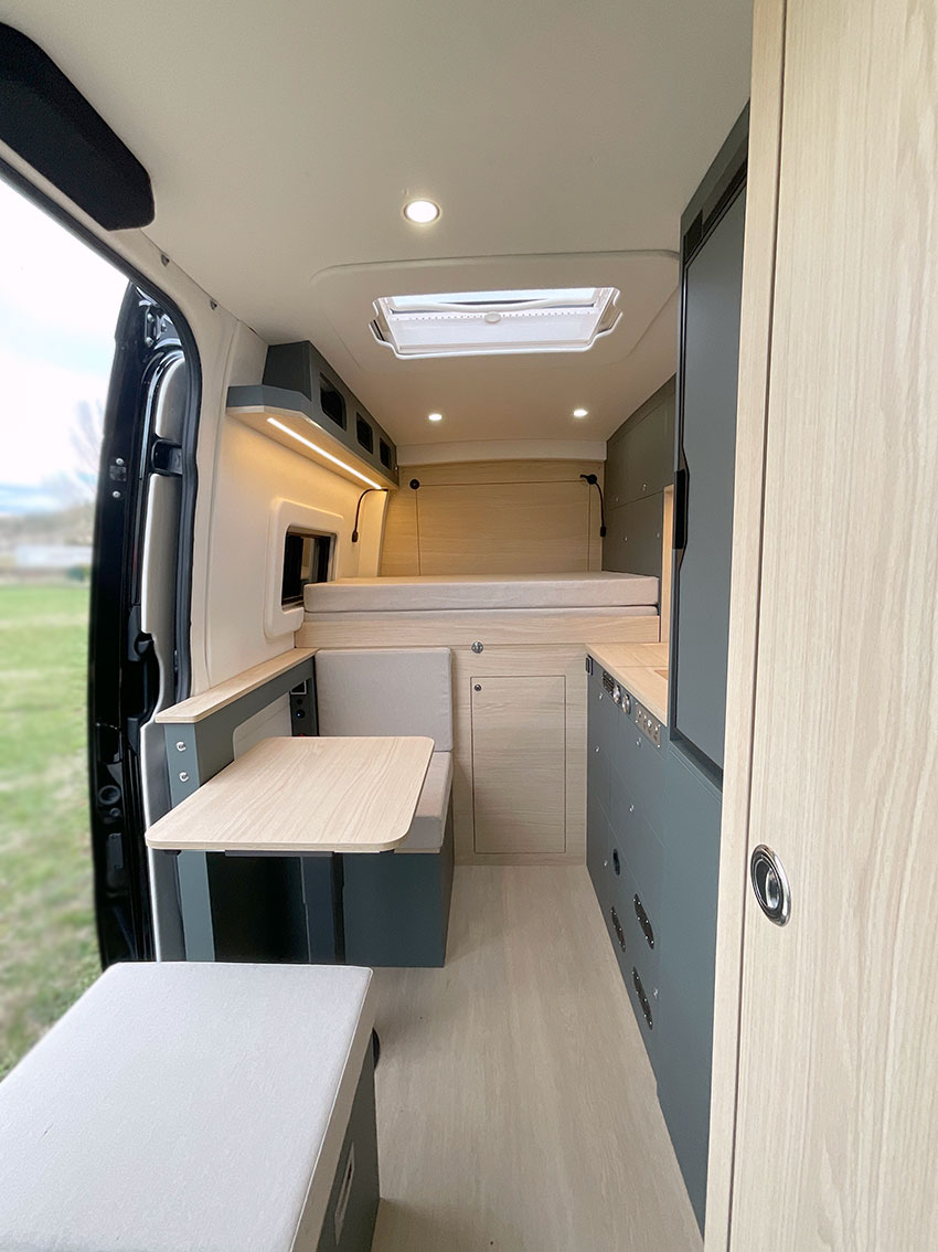 Fourgon aménagé sur-mesure Mercedes Sprinter 4x4 L2H2 6m