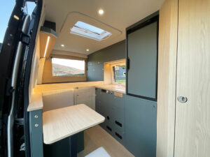 Fourgon aménagé sur-mesure Mercedes Sprinter 4x4 L2H2 6m