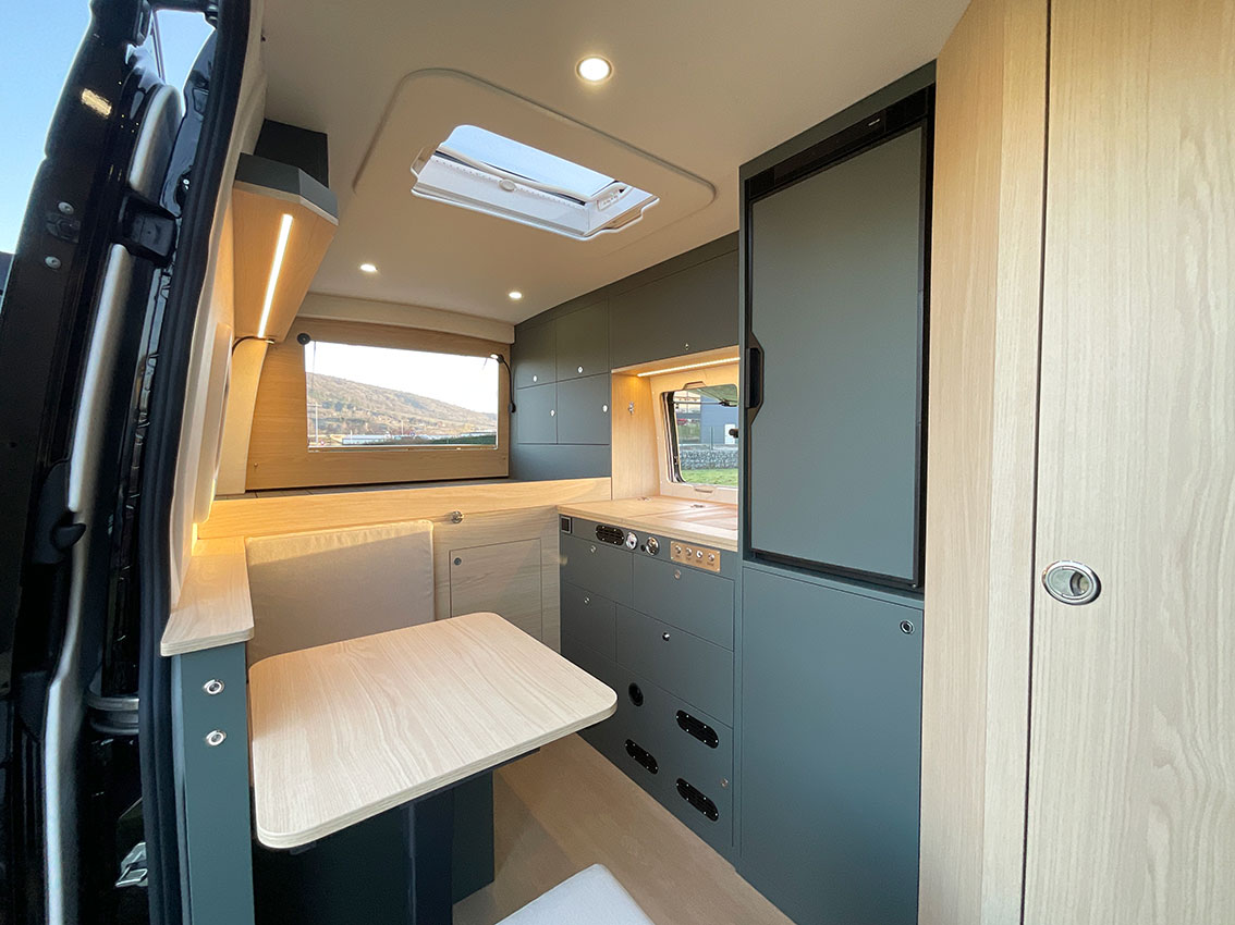 Fourgon aménagé sur-mesure Mercedes Sprinter 4x4 L2H2 6m