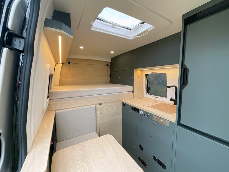 Fourgon aménagé sur-mesure Mercedes Sprinter 4x4 L2H2 6m