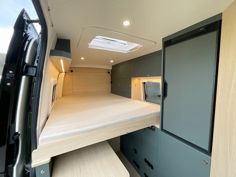 Fourgon aménagé sur-mesure Mercedes Sprinter 4x4 L2H2 6m