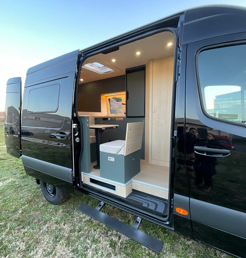Fourgon aménagé sur-mesure Mercedes Sprinter 4x4 L2H2 6m