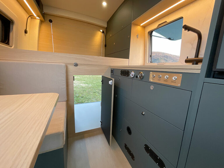 Fourgon aménagé sur-mesure Mercedes Sprinter 4x4 L2H2 6m