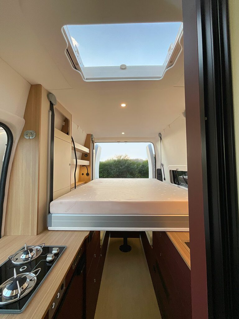 Un Grand Lit lectrique Dans La Longueur Sur Ce Peugeot Boxer R hauss Un Grand Lit lectrique Dans La Longueur Sur Ce Peugeot Boxer R hauss